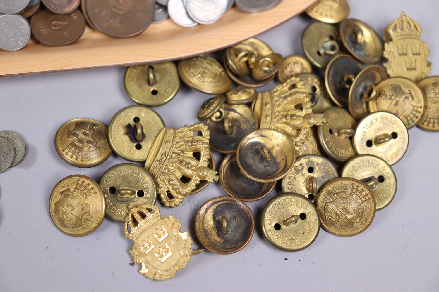Diverse mynt och militära knappar, silv… | Auktion.se
