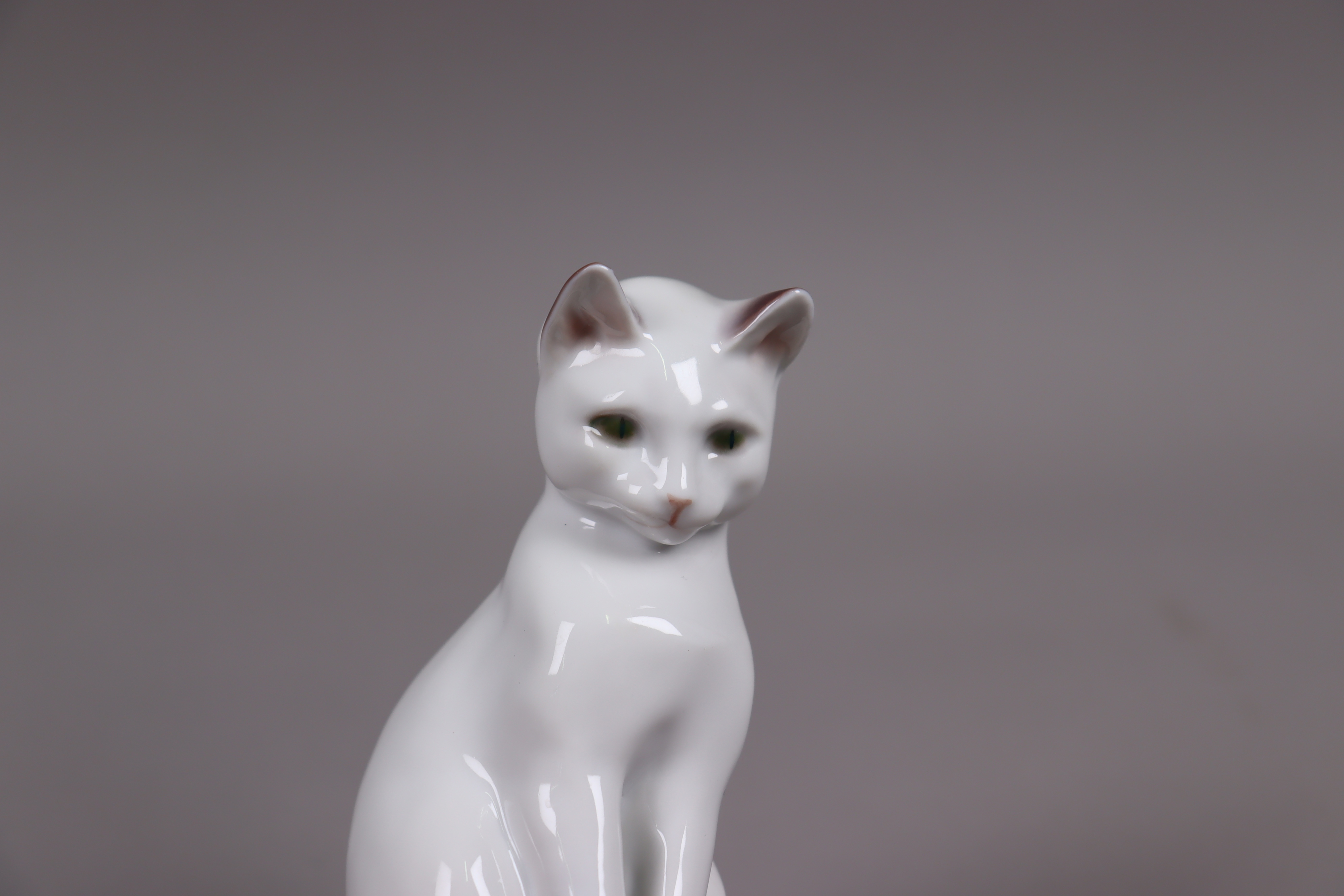 Bing & Gröndahl, figurin 2453, vit katt | Auktion.se