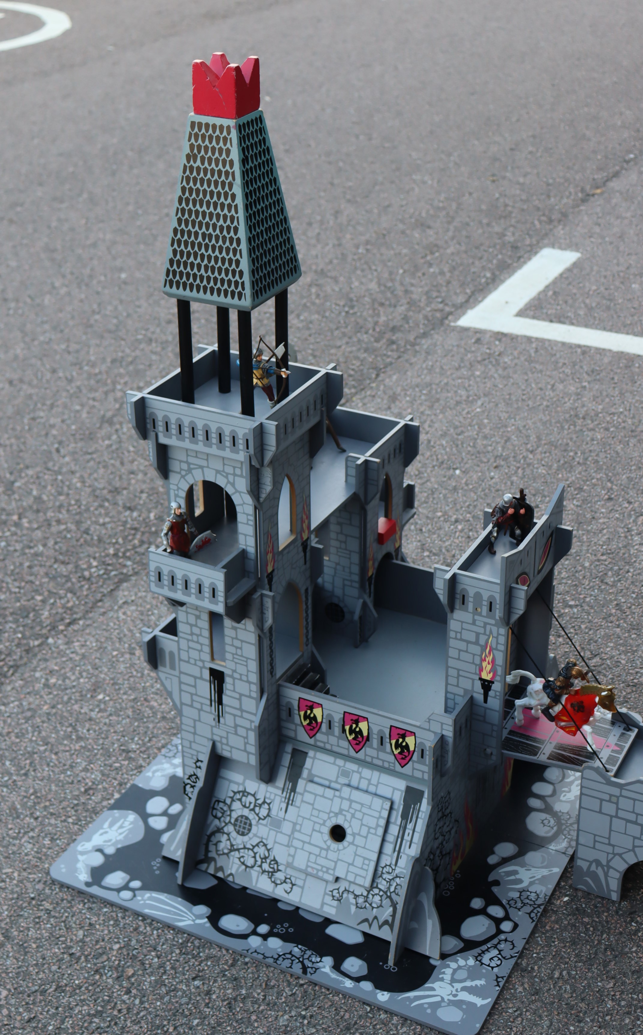 ELC, "Castle of Doom", riddarborg i trä… | Auktion.se