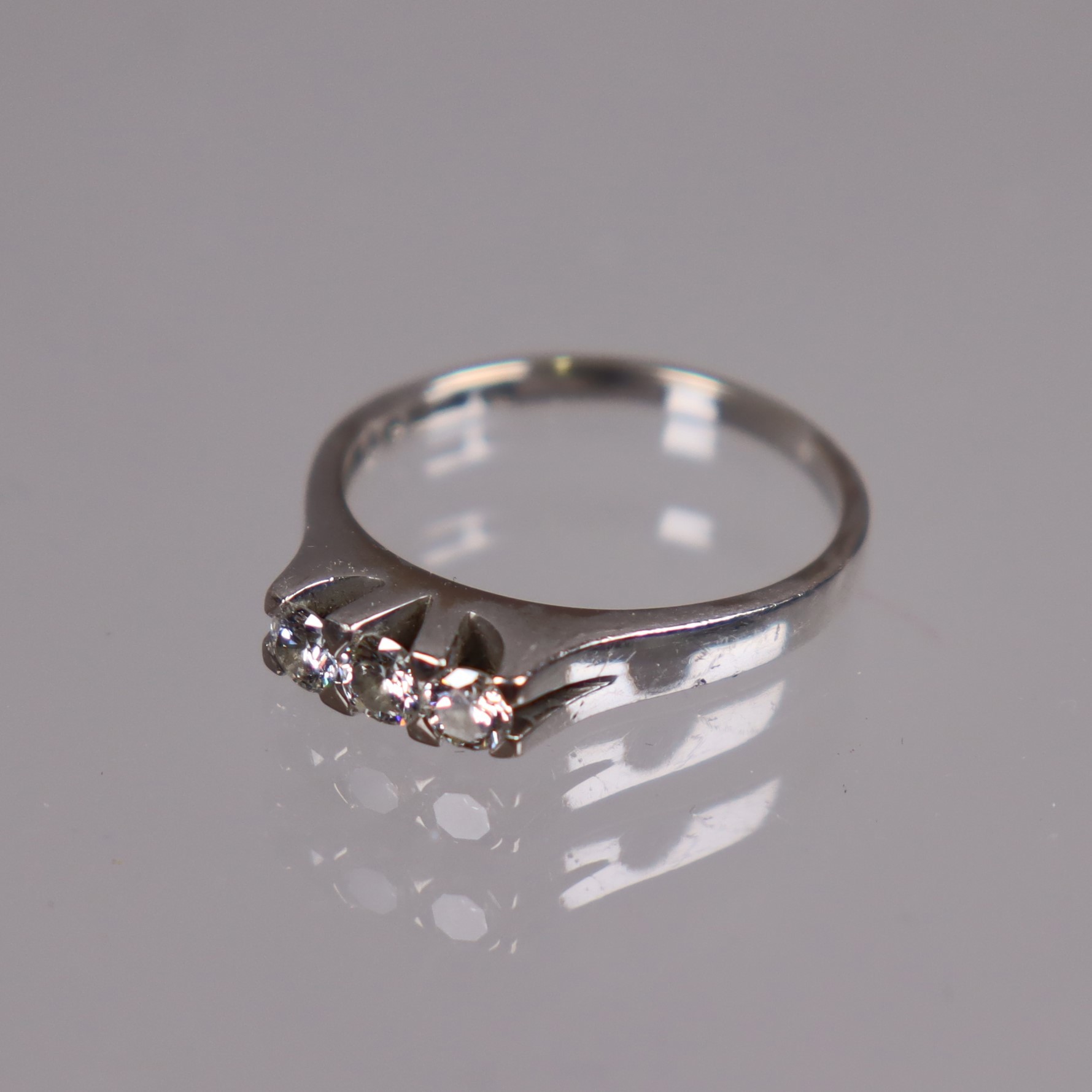 Guldring, 18k vitt guld med 3 diamanter,… | Auktion.se