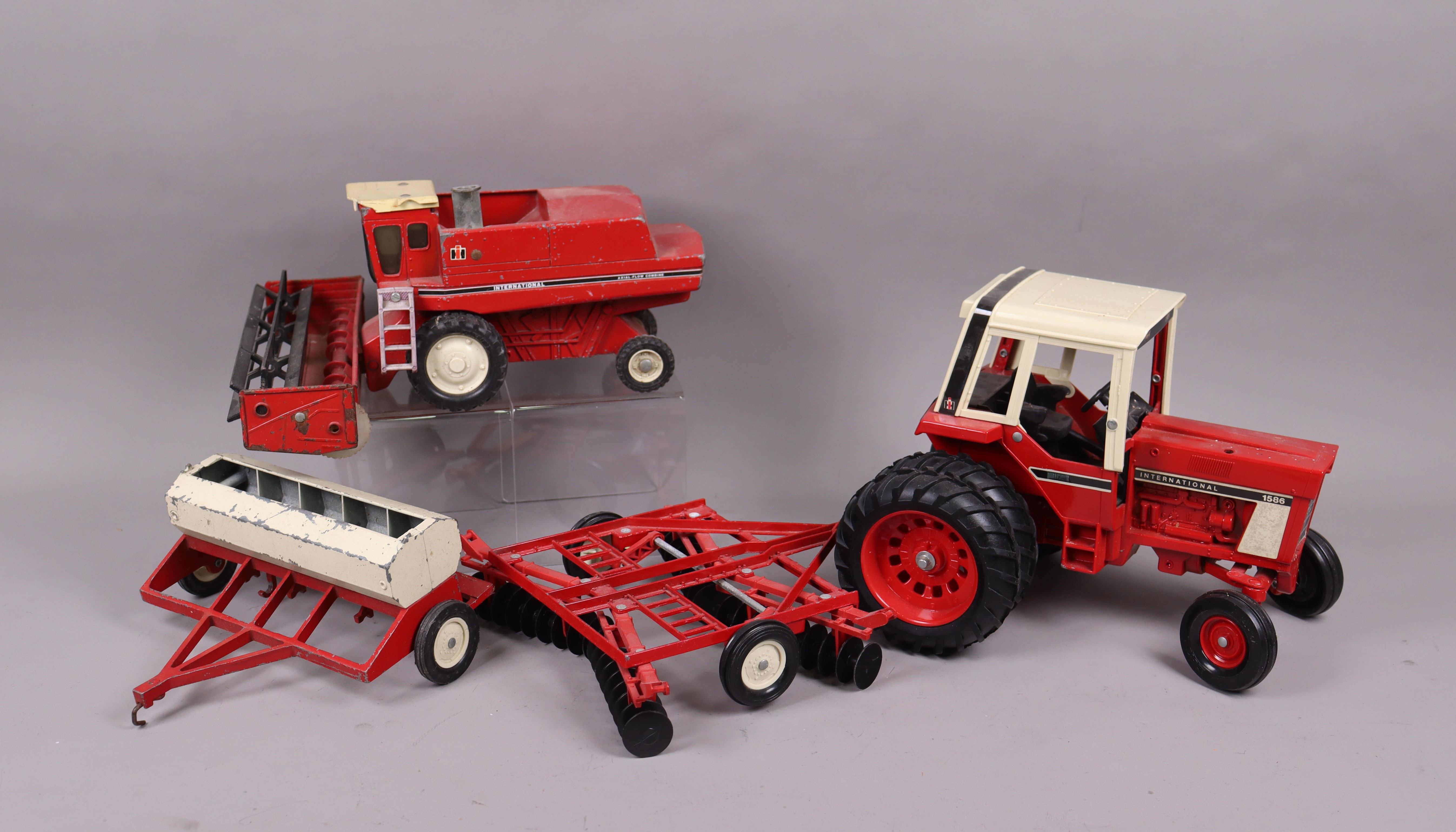 Ertl, International 1586 traktor och tr… | Auktion.se