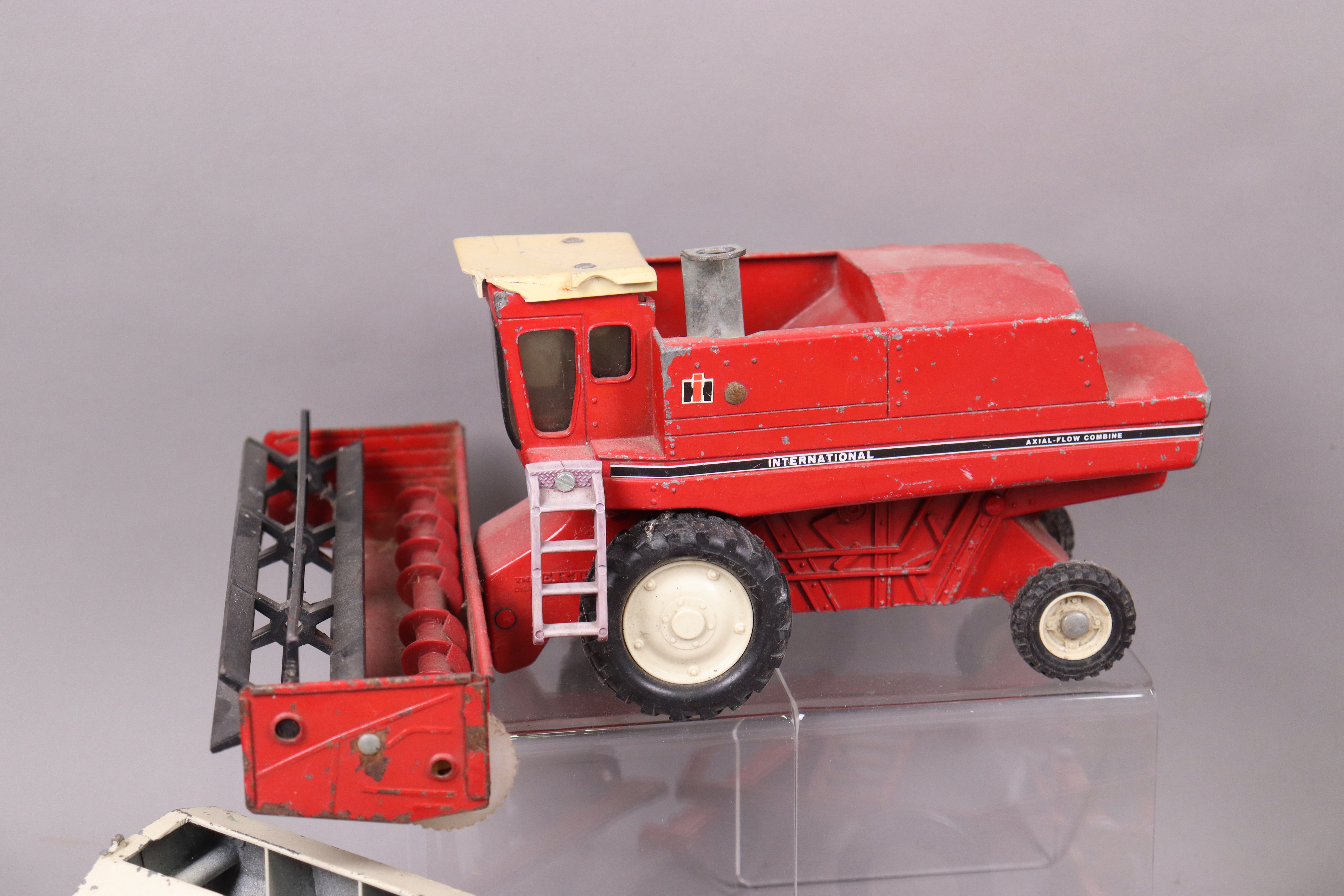Ertl, International 1586 traktor och tr… | Auktion.se