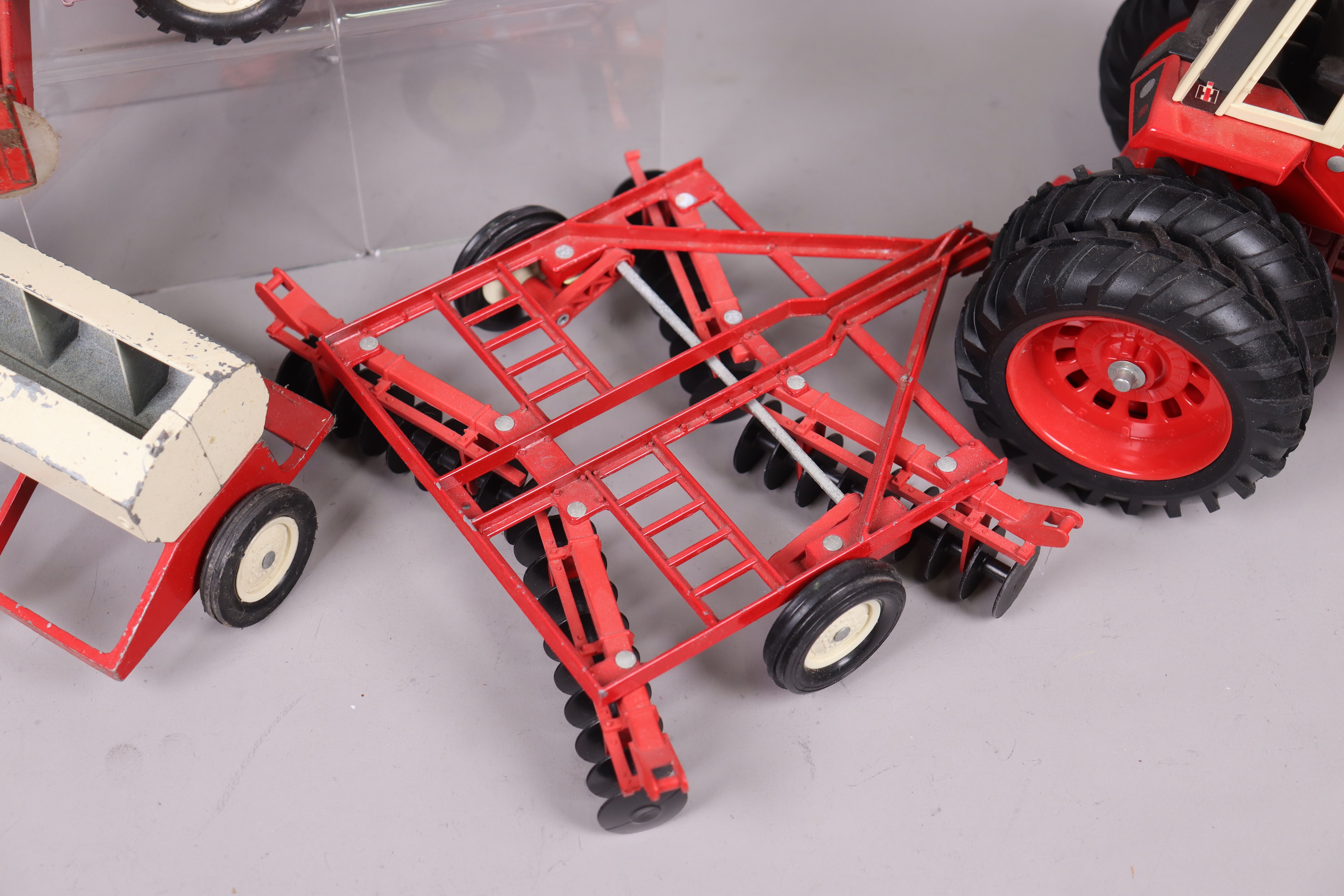 Ertl, International 1586 traktor och tr… | Auktion.se