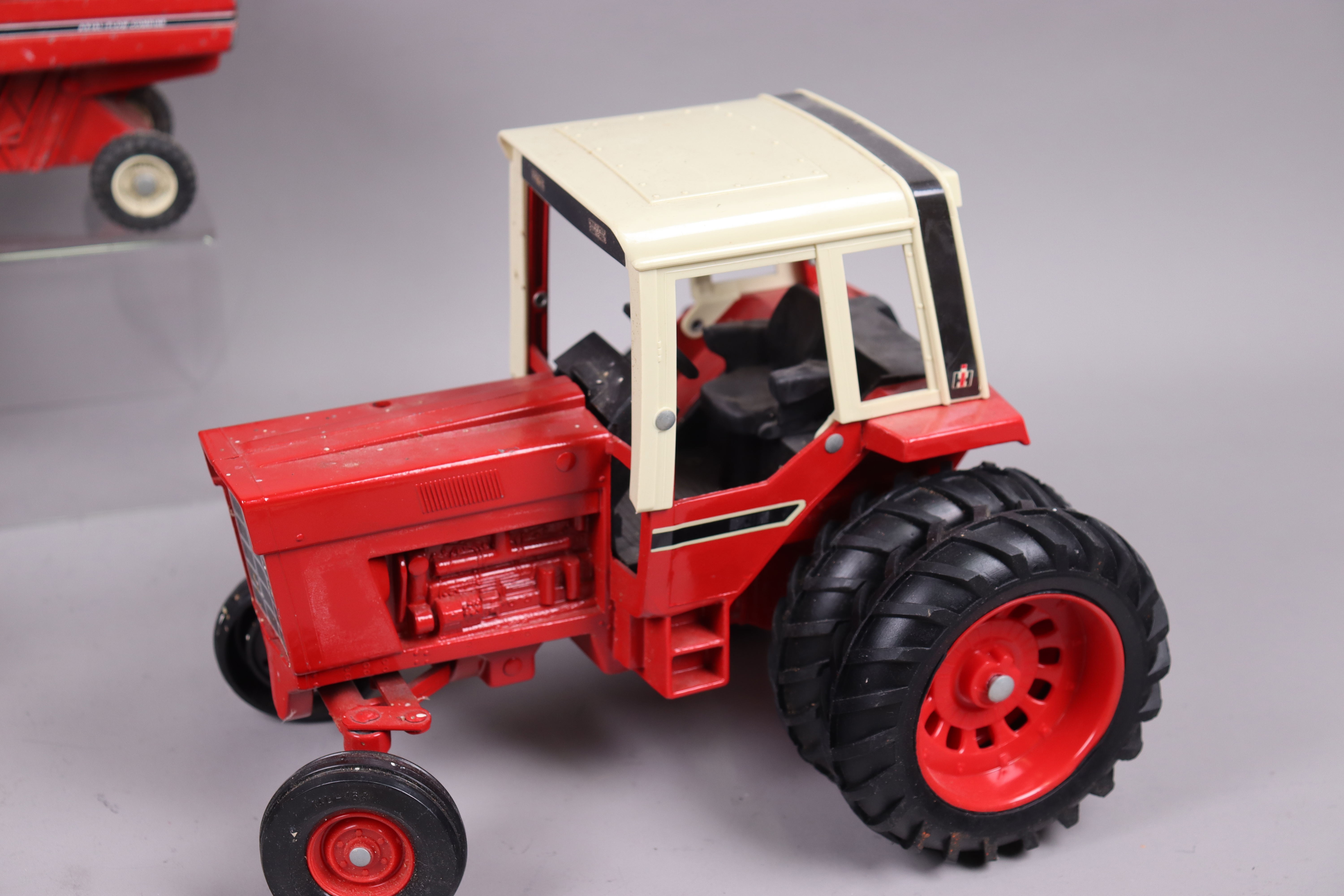 Ertl, International 1586 traktor och tr… | Auktion.se